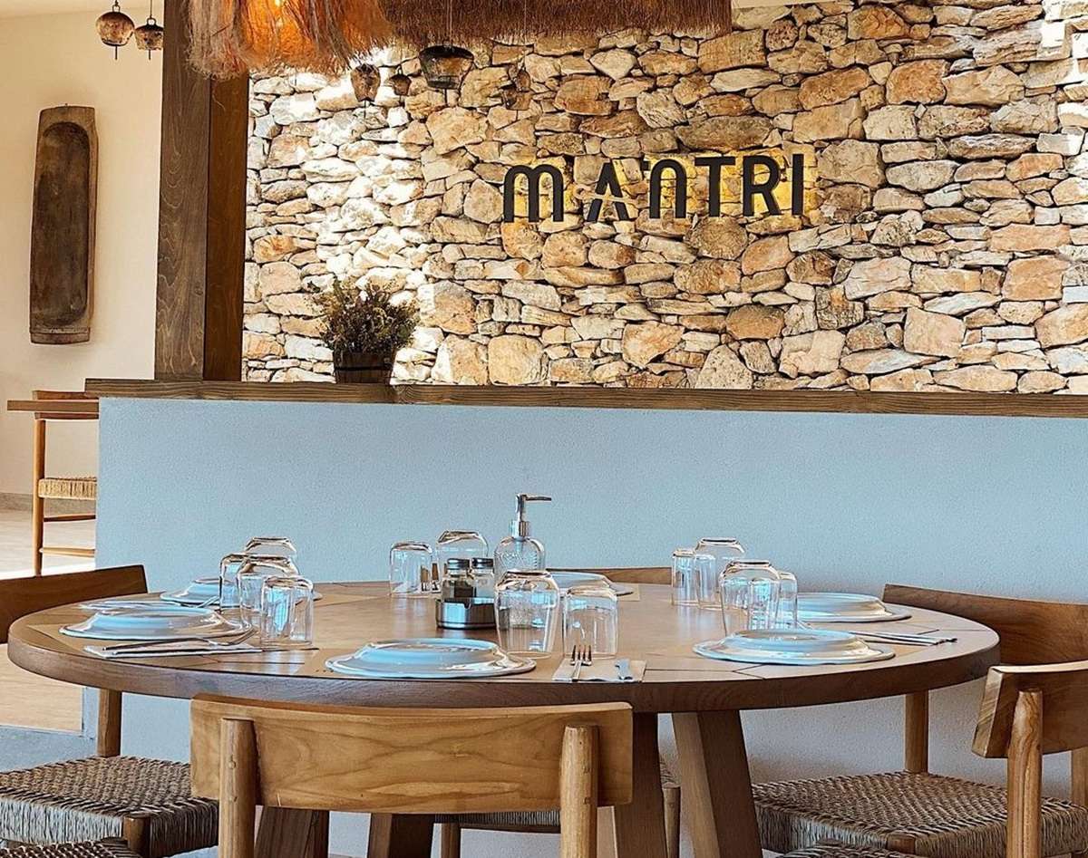Το Μαντρί | Η ιστορική ταβέρνα της Γλυφάδας | De-Facto.gr